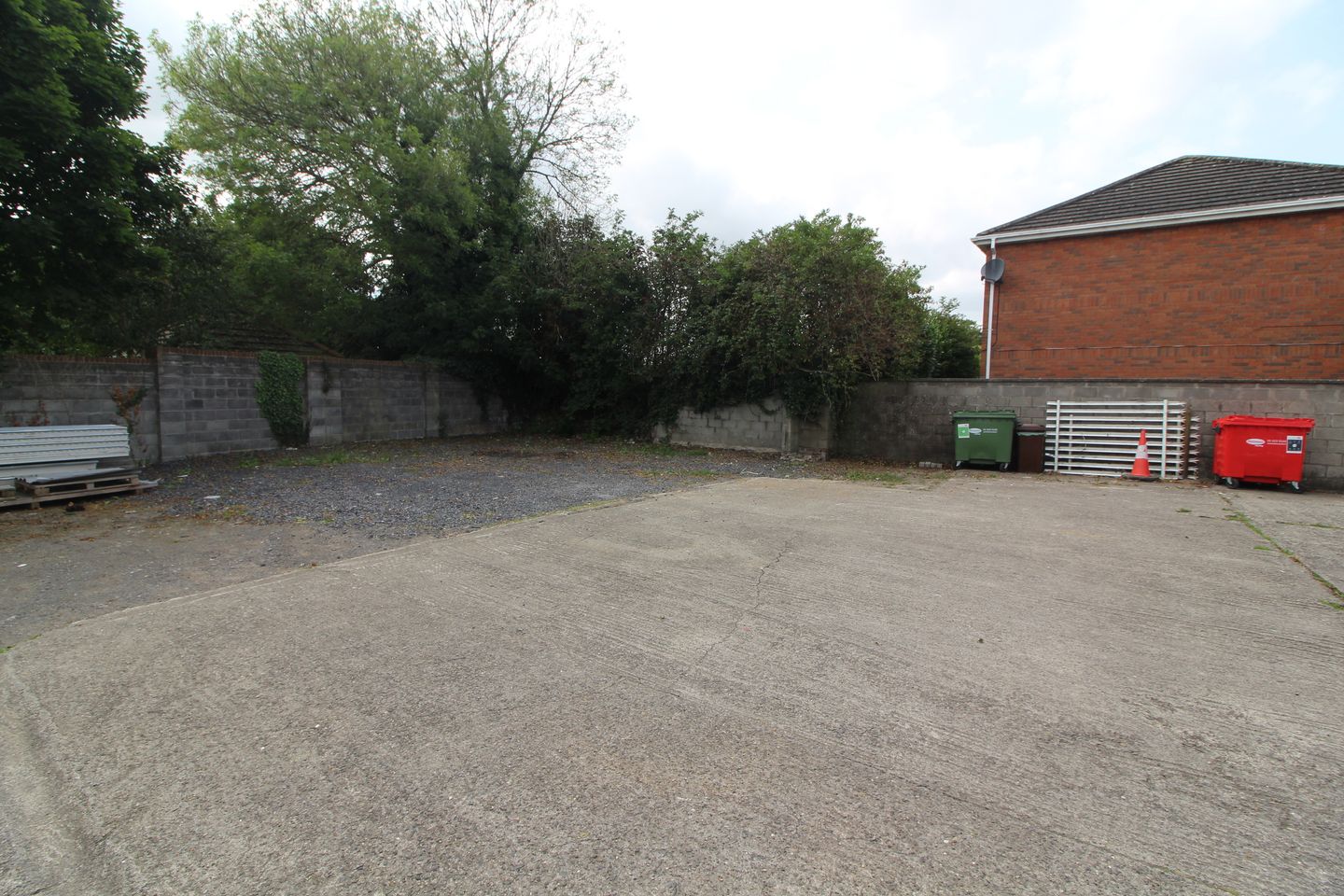 Commercial property for rent in Main Street, Clonee, Dublin 15